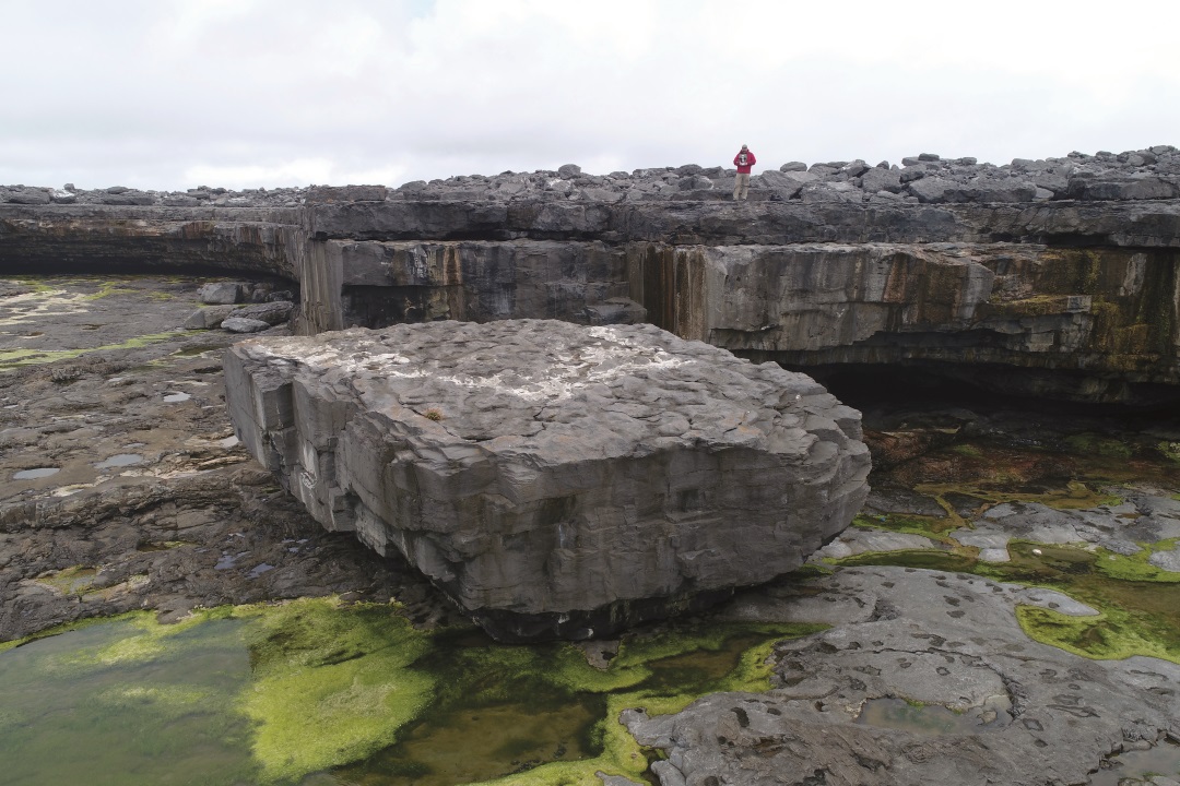 Can storm waves move a boulder as heavy as six blue whales? - Futurum